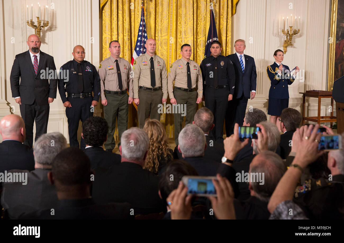 Präsidenten der Vereinigten Staaten Donald J. Trumpf steht mit ...