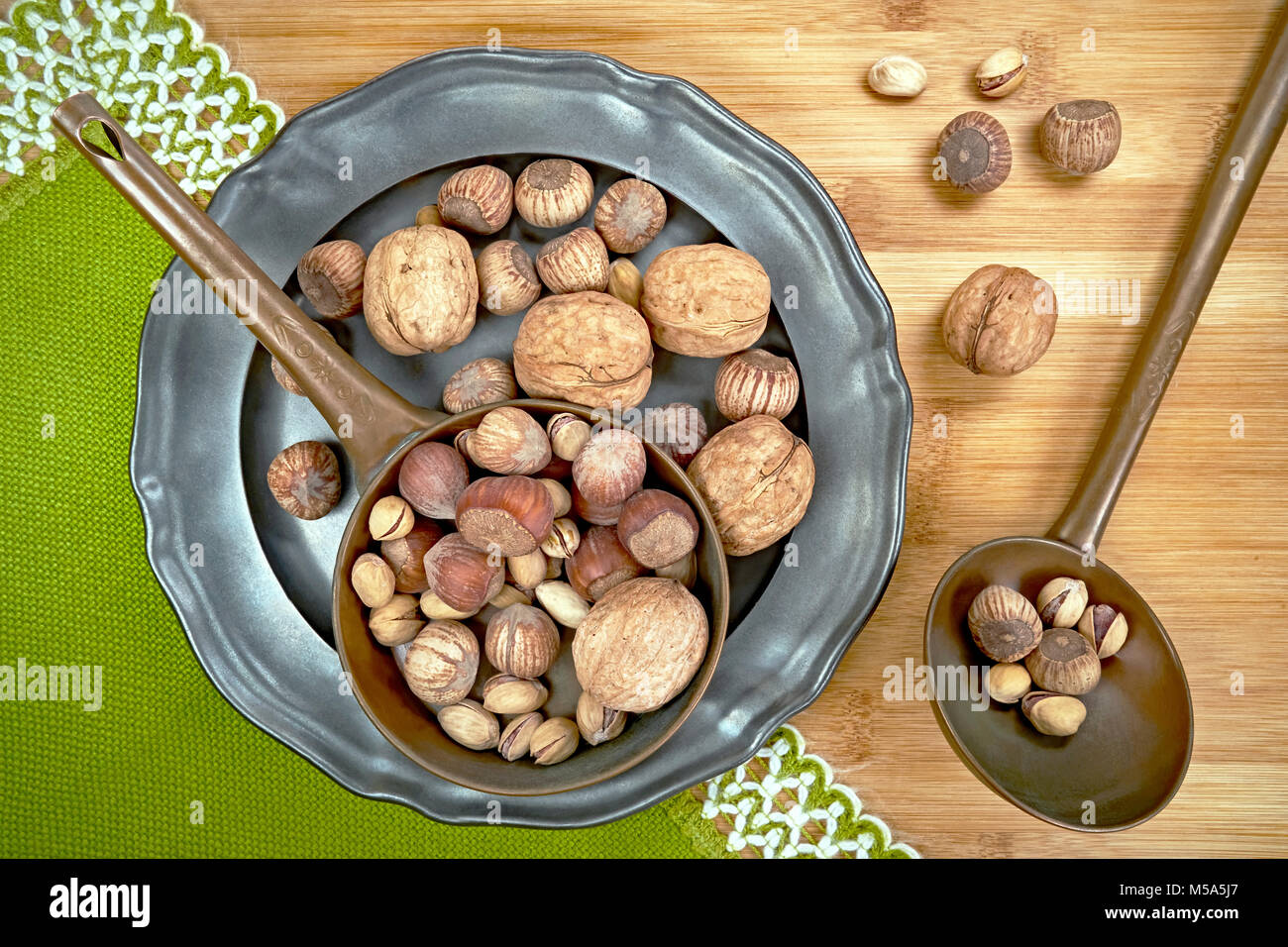 Die Muttern der verschiedenen Arten auf eine Metallplatte, von oben auf ...