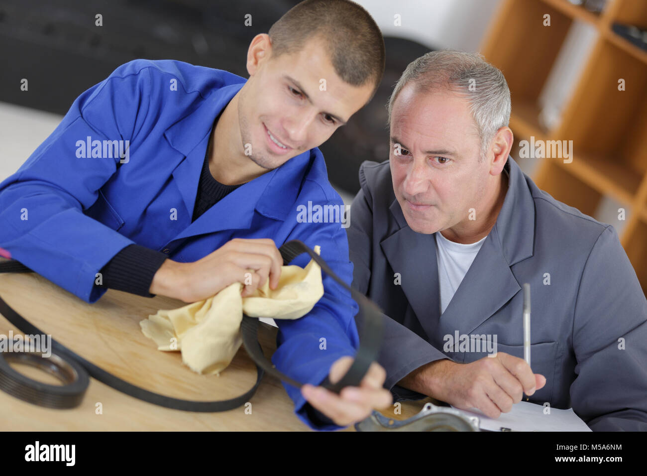 Berufliche autoreparatur -Fotos und -Bildmaterial in hoher Auflösung ...