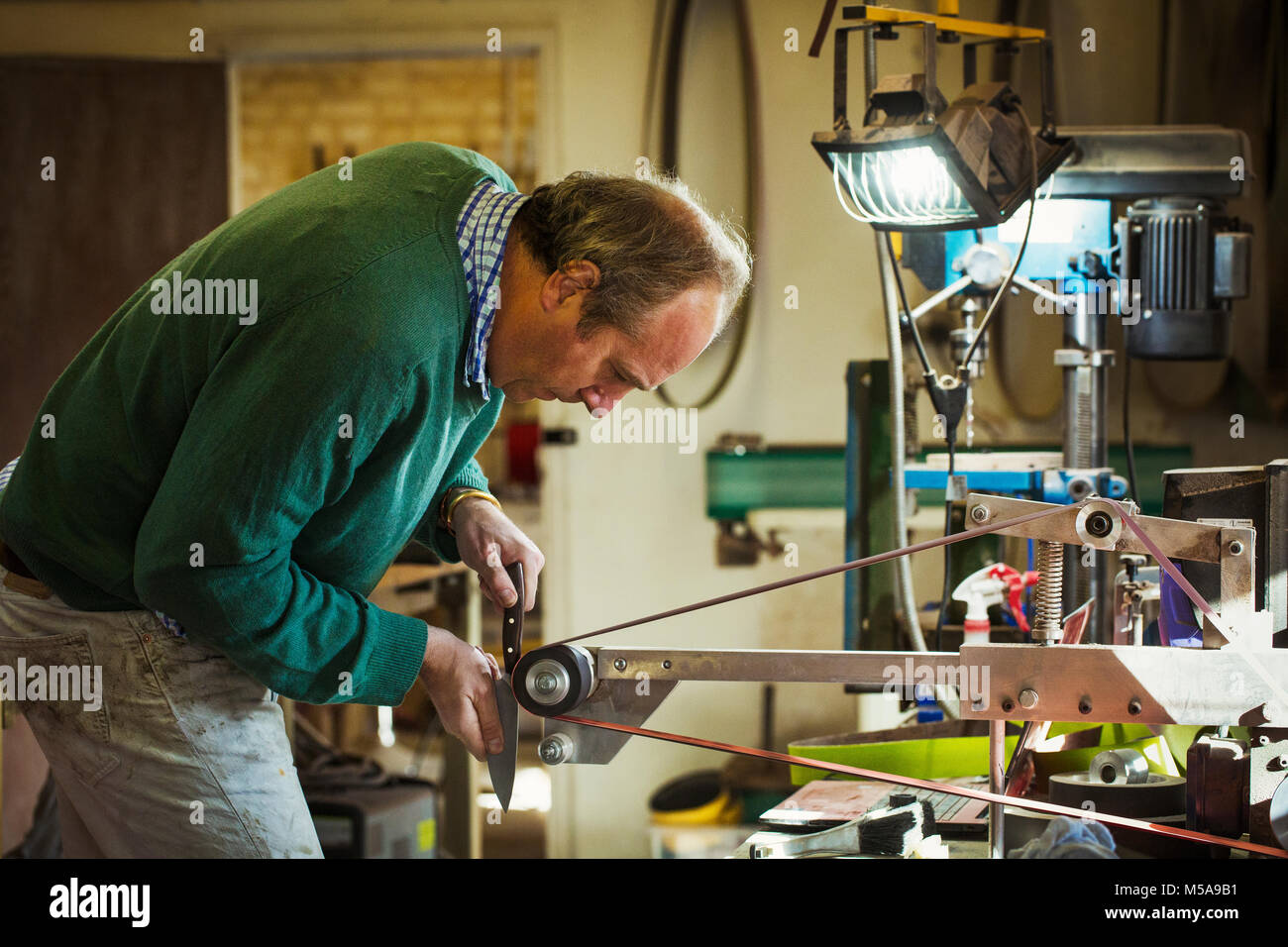 Traditioneller Handwerker Bei Der Arbeit Stockfotos und -bilder Kaufen ...