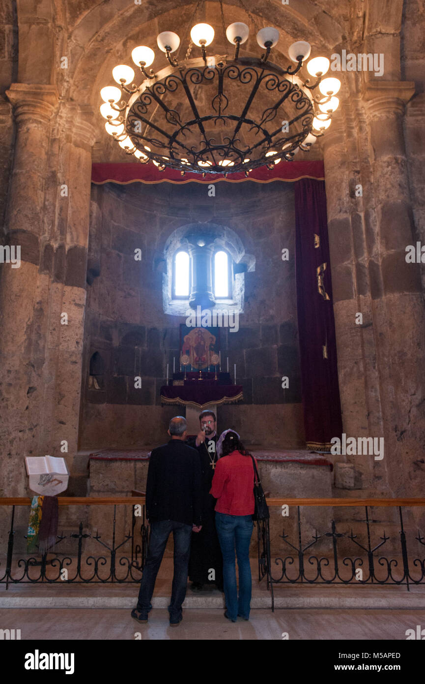 Ein paar und Priester am Altar der Gosh Kirche in Armenien Stockfotografie - Alamy