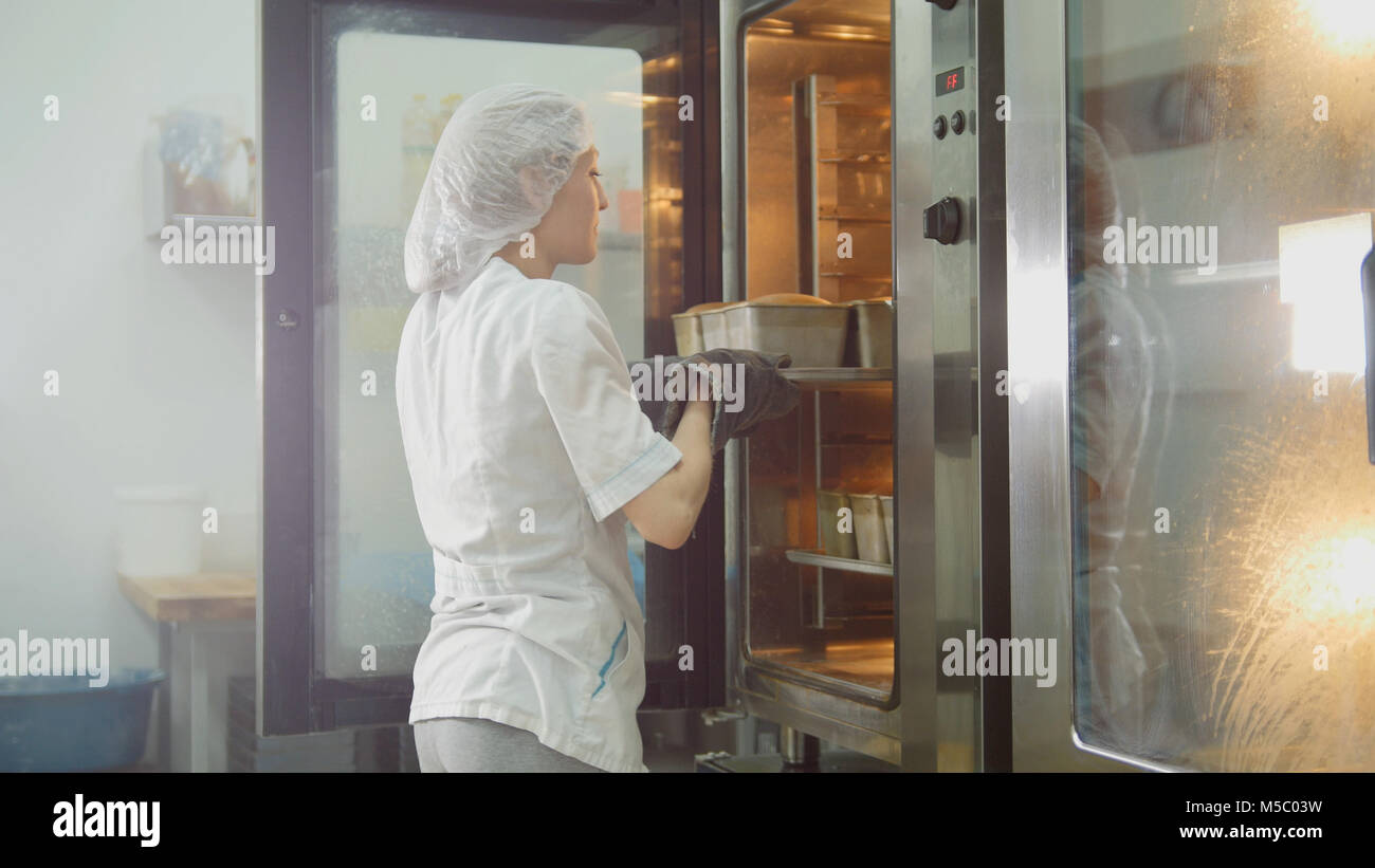 Backen Backt Stockfotos und -bilder Kaufen - Alamy
