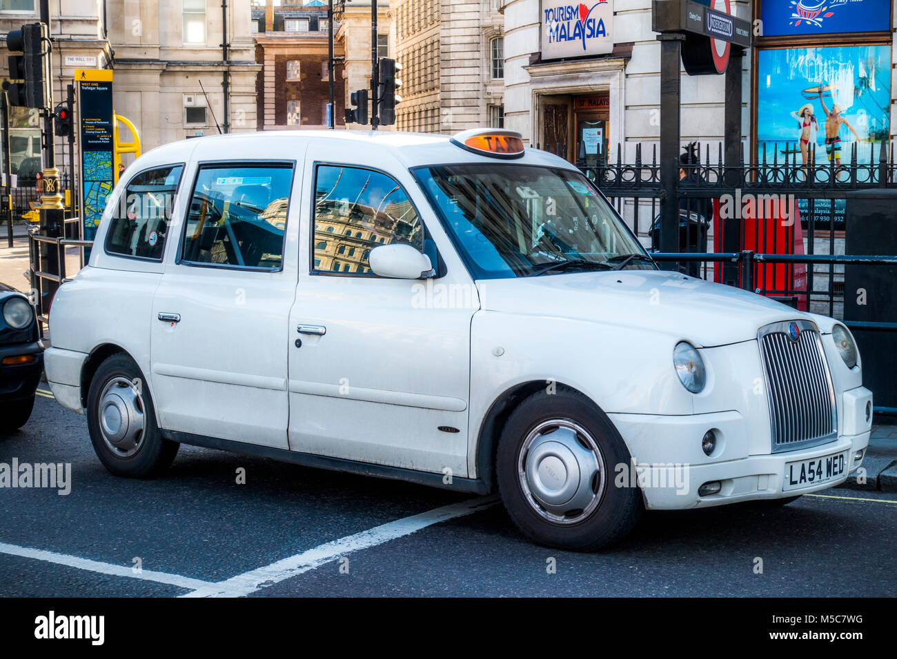 Selbstständiges taxi fahren -Fotos und -Bildmaterial in hoher Auflösung ...