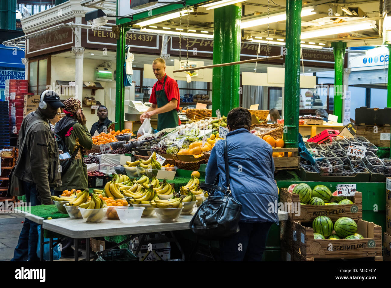 Fruit stalls -Fotos und -Bildmaterial in hoher Auflösung – Alamy