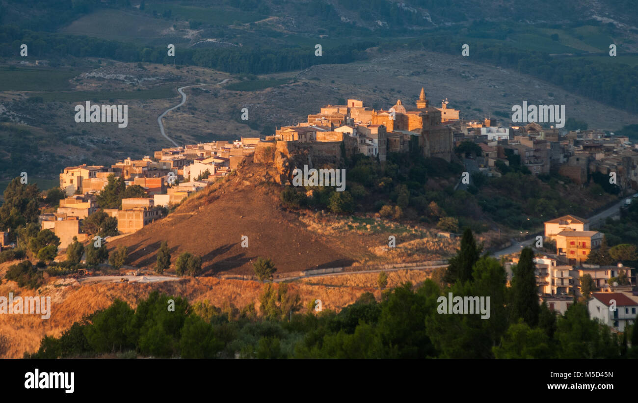 Ein Blick auf das Dorf Sambuca Di Sicilia, Italien. Sambuca Di Sicilia ...