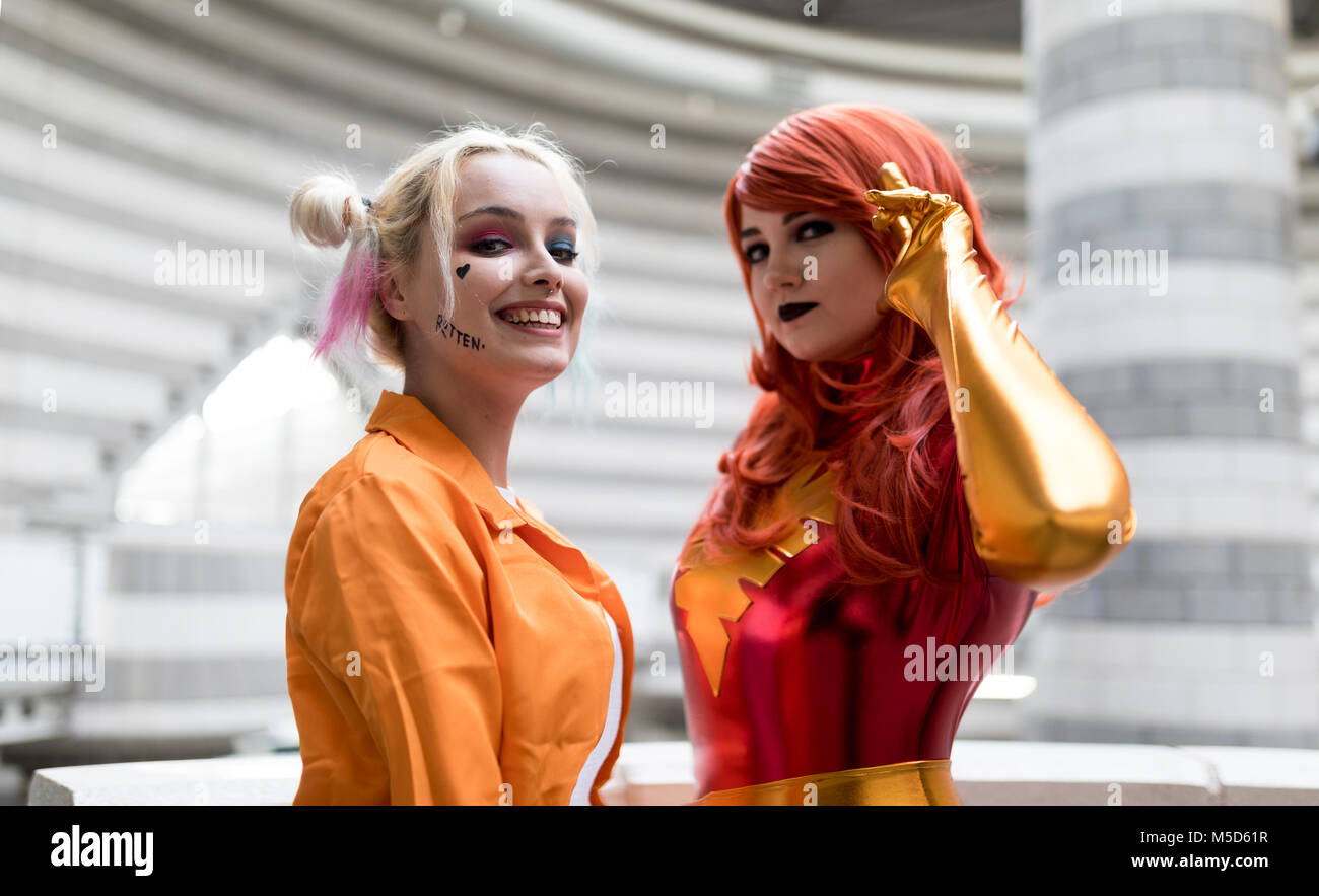 Doncaster Comic Con 11 Feruary 2018 an der Doncaster Dome UK. Zwei junge Frauen cosplay als ...