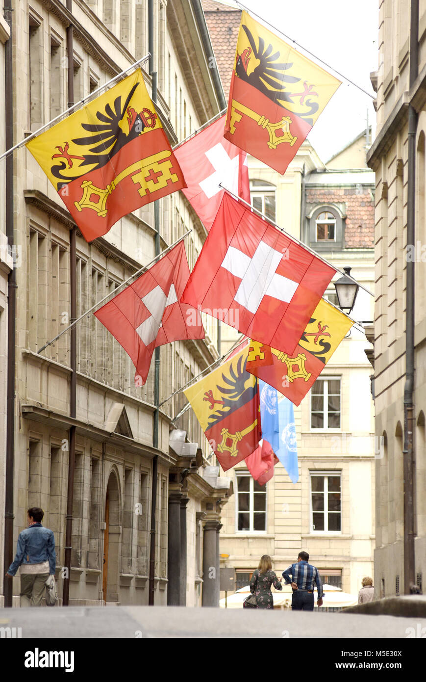 Schweizer Fahne und Flagge Genf auf der Fassade Gebäude in Genf ...