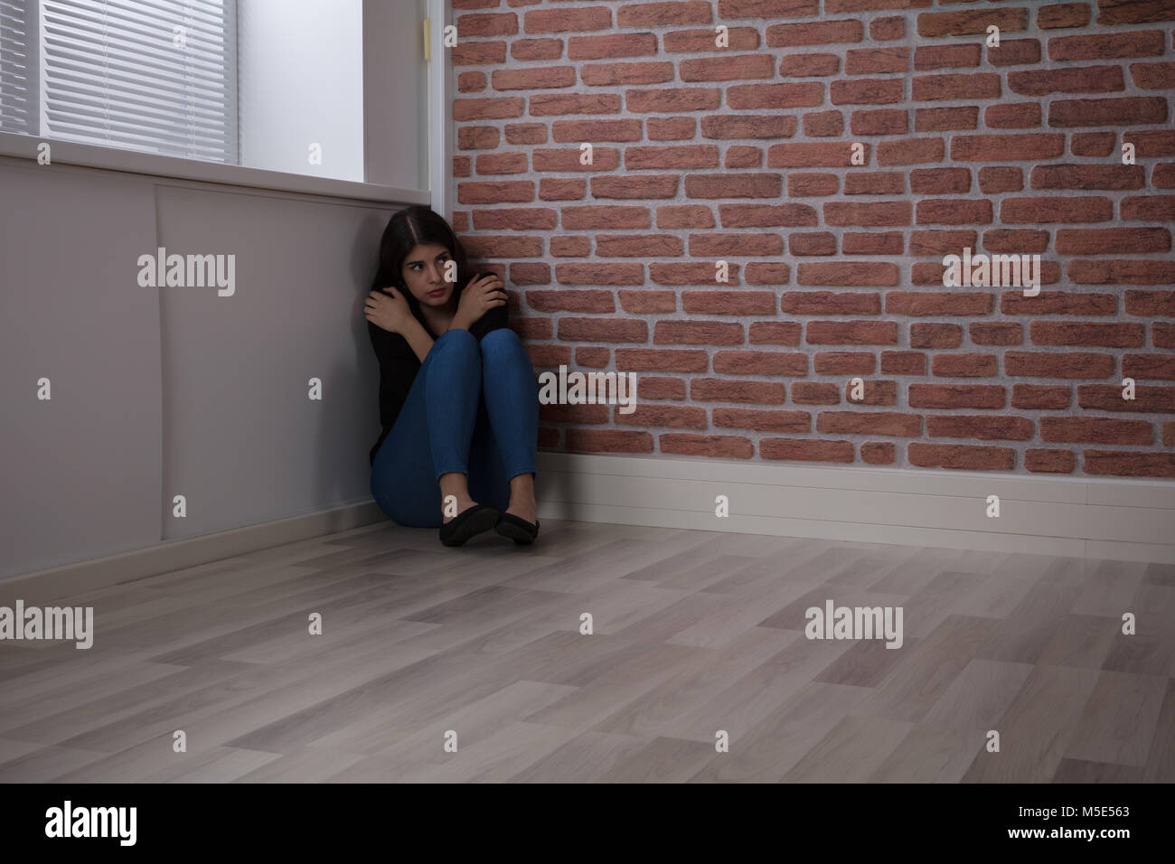 Frau geschlagen -Fotos und -Bildmaterial in hoher Auflösung – Alamy