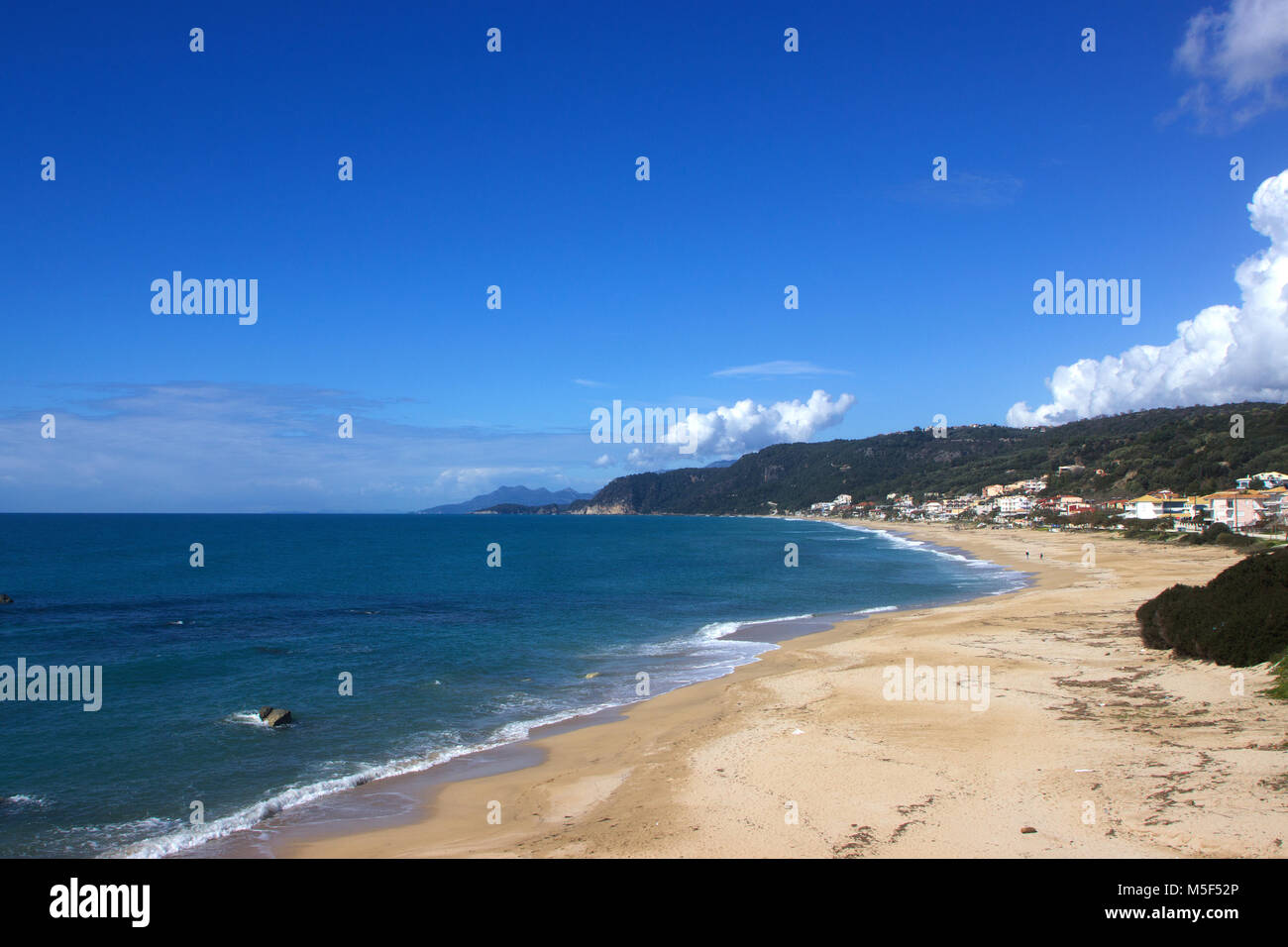 Vrachos Loutsa Strand ist ein großer Sandstrand in der Nähe von Parga ...
