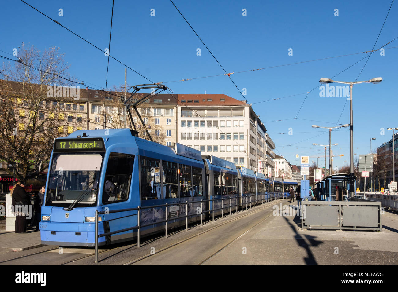 Elektrische Straßenbahn am Sendlinger Bahnsteig in der Stadt auf der ...