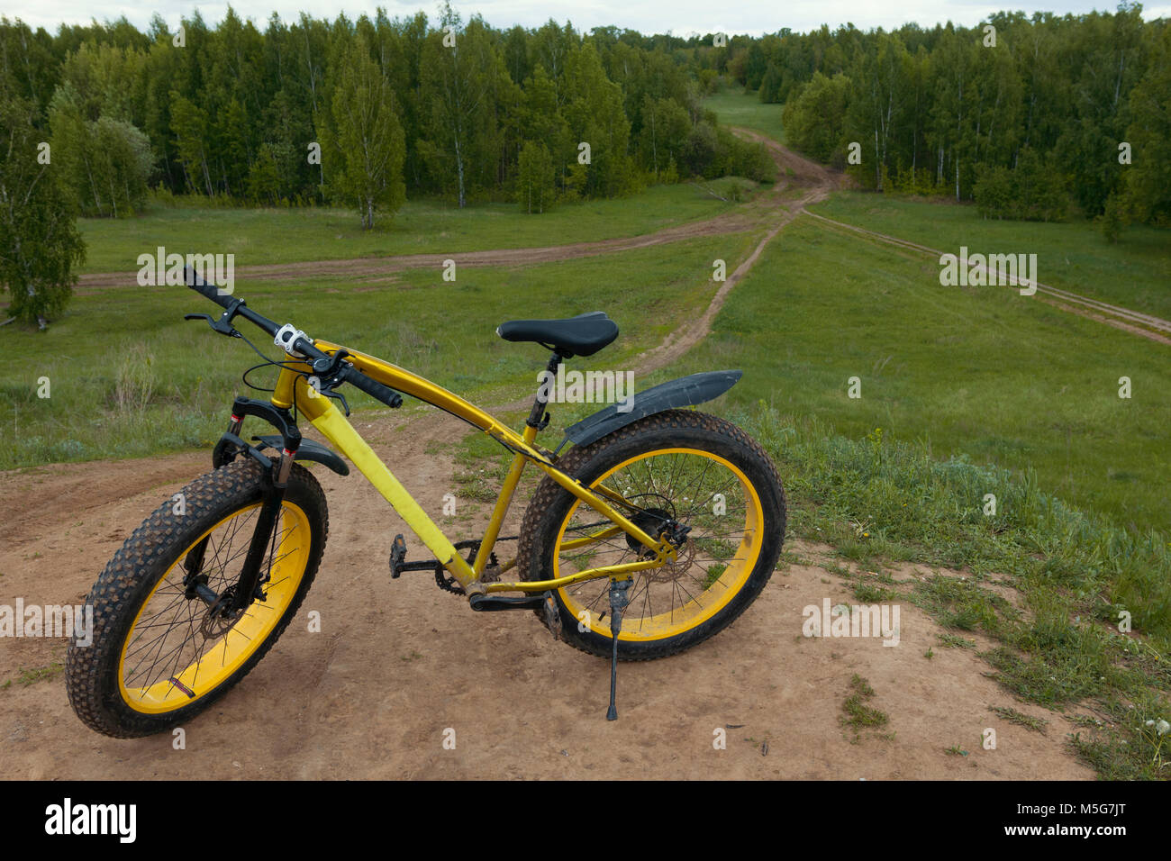 Fett fahrrad fatbike mountainbike -Fotos und -Bildmaterial in hoher ...