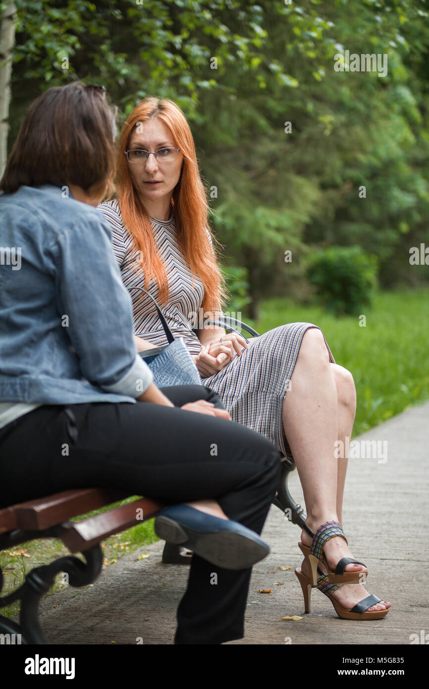 Zwei Mädchen Sitzen Auf Der Bank Stockfotos und -bilder Kaufen - Alamy