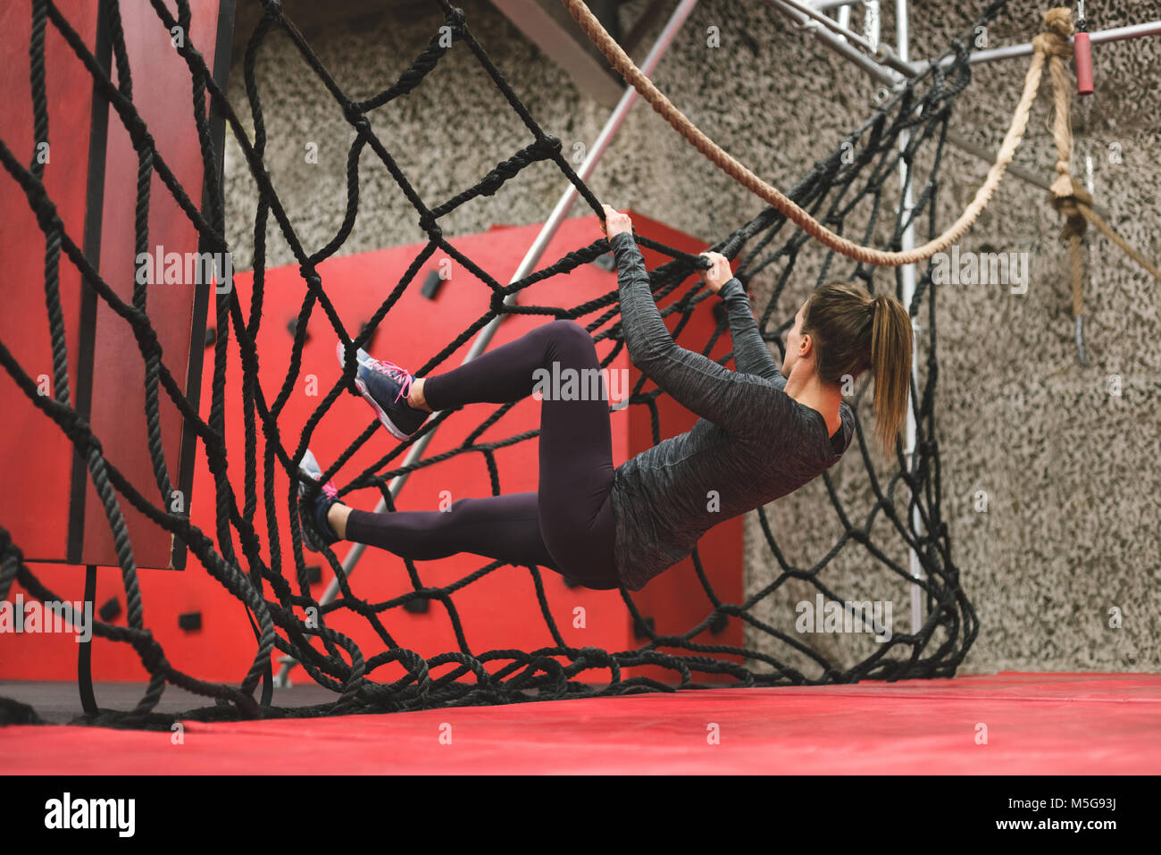 Klettern mit seil -Fotos und -Bildmaterial in hoher Auflösung – Alamy