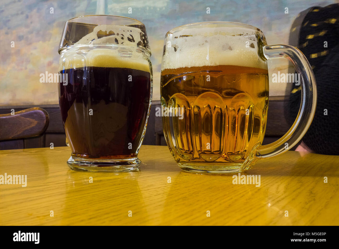 Die zwei Gläser tschechische Bier auf einem holzschaft Tabelle ...