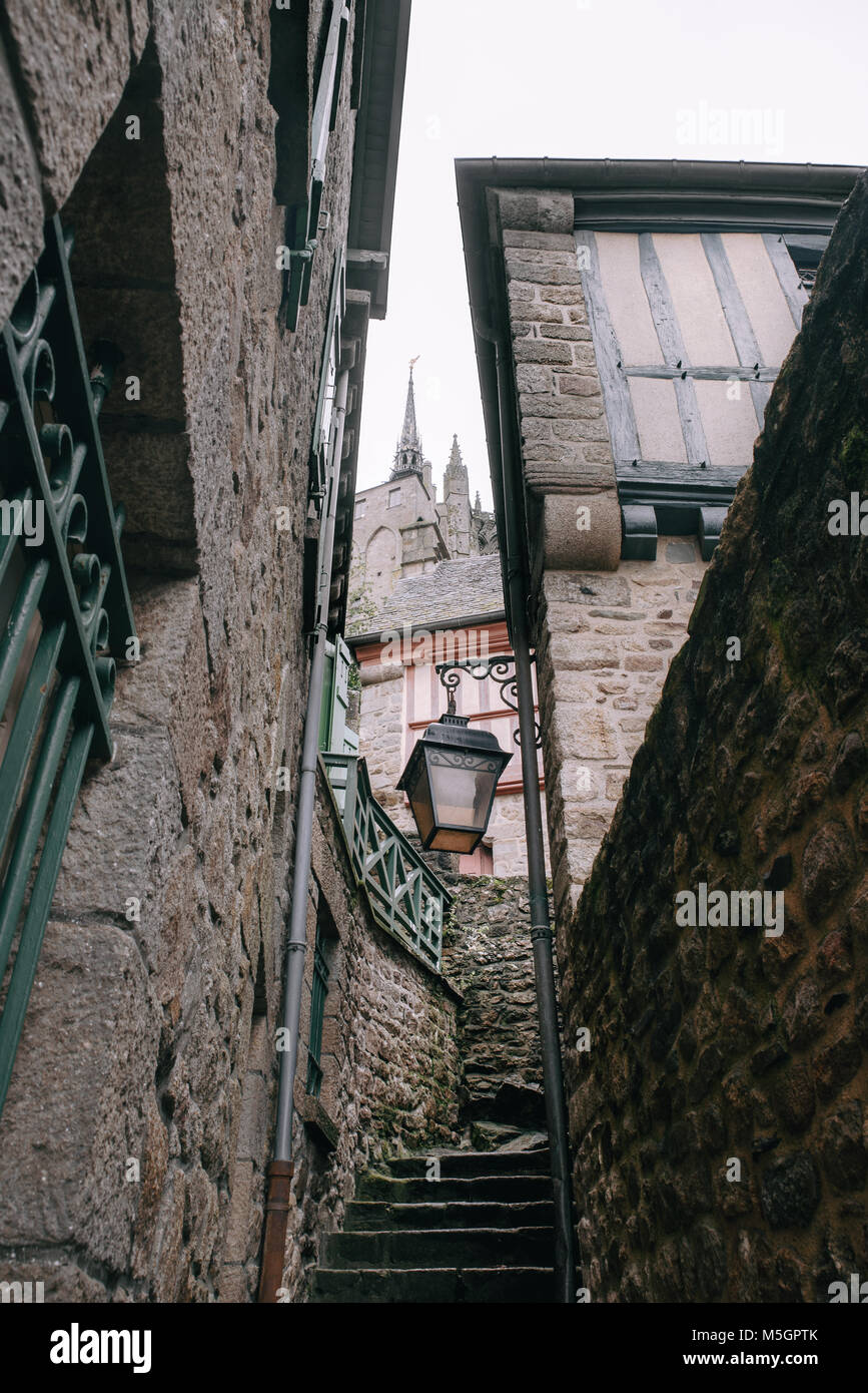 Treppen in einer engen Straße mit Häusern aus Stein und vintage Lampe ...