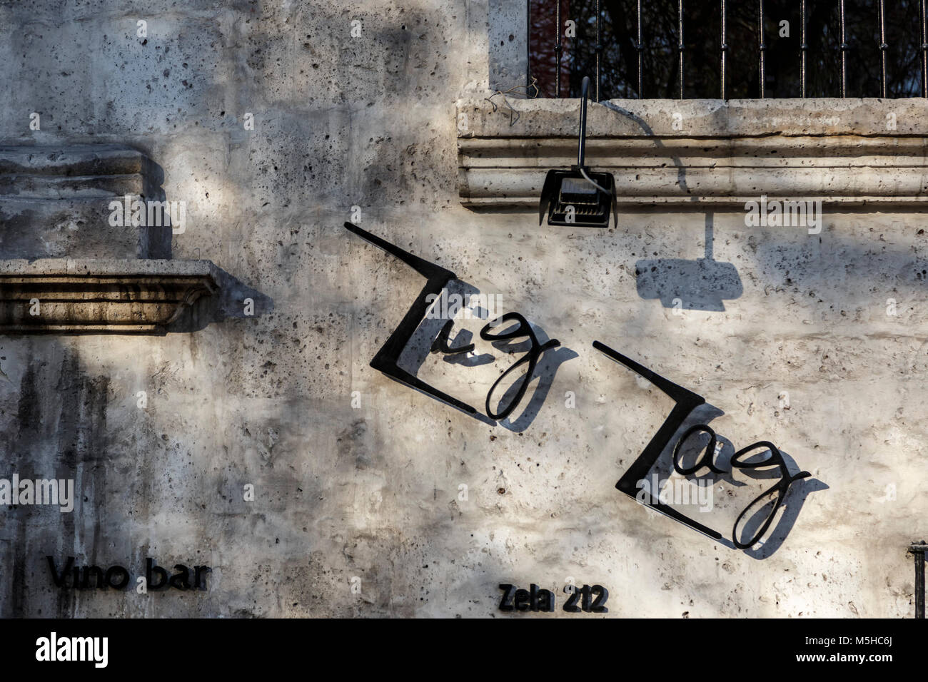 Zick zack zeichen -Fotos und -Bildmaterial in hoher Auflösung – Alamy