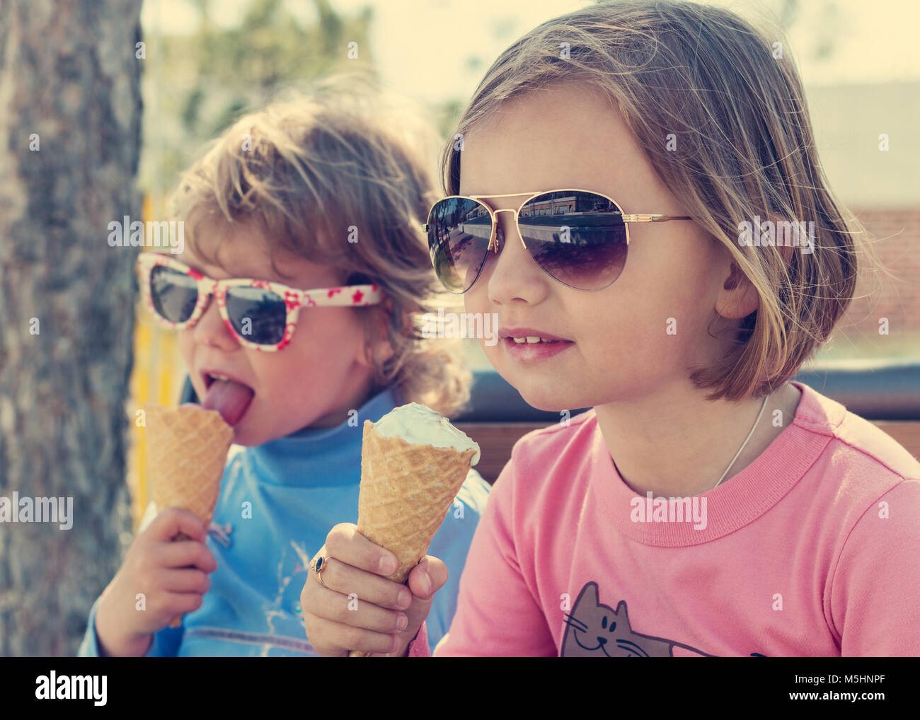 Kinder und eis -Fotos und -Bildmaterial in hoher Auflösung – Alamy