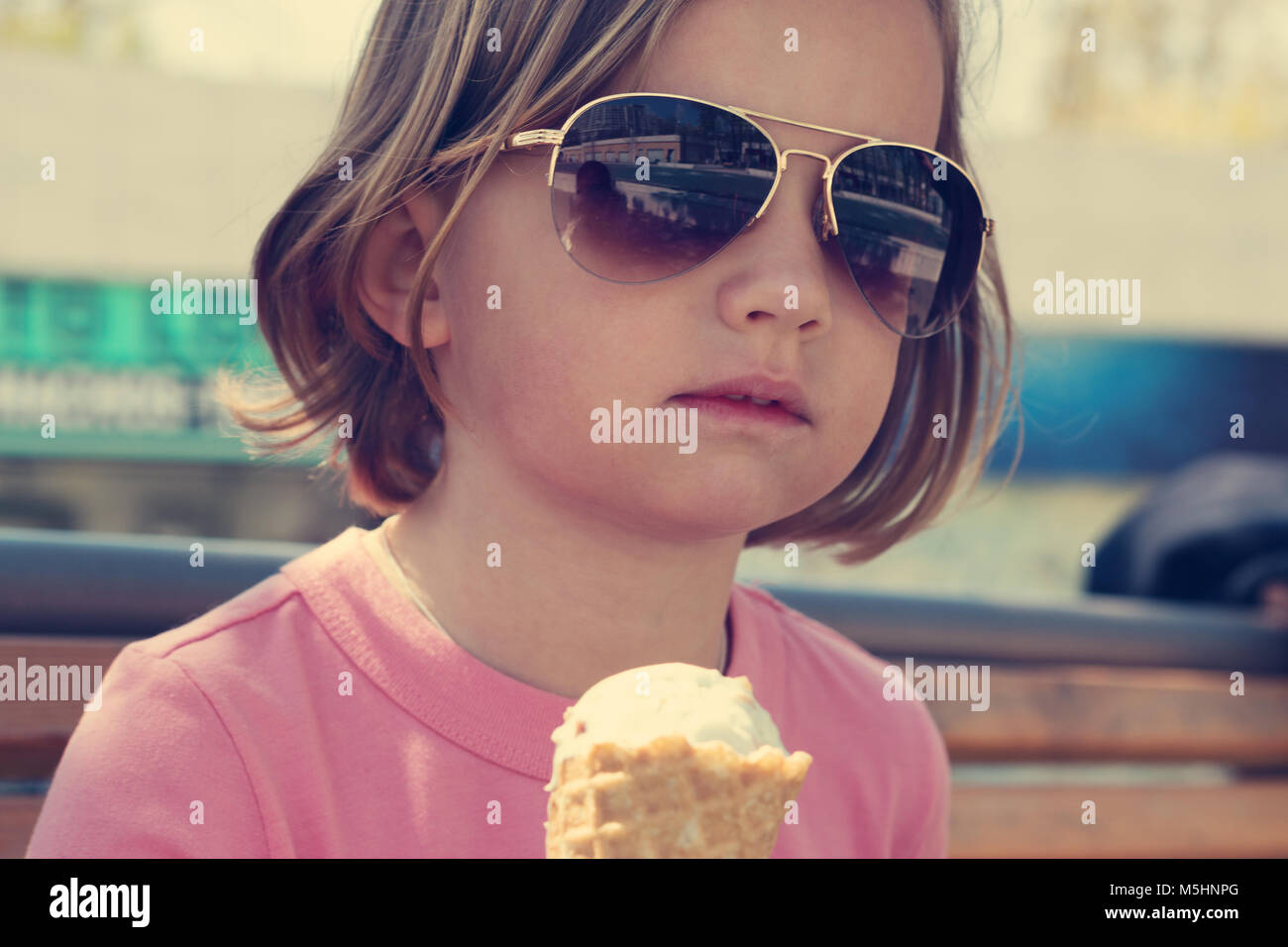 Little Girl Ice Lolly Fotos Und Bildmaterial In Hoher Auflösung Alamy