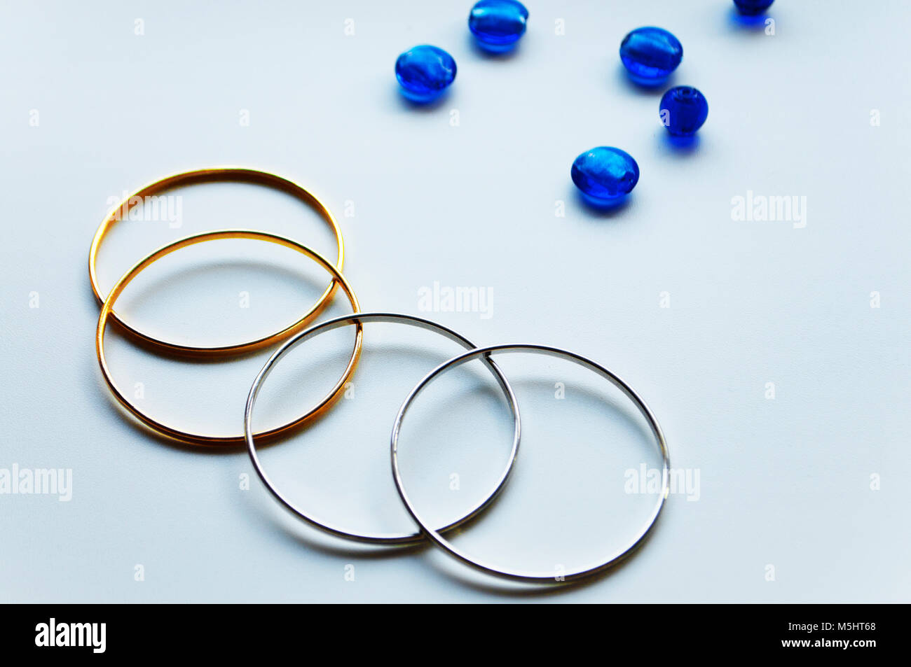 Metal armbands -Fotos und -Bildmaterial in hoher Auflösung – Alamy