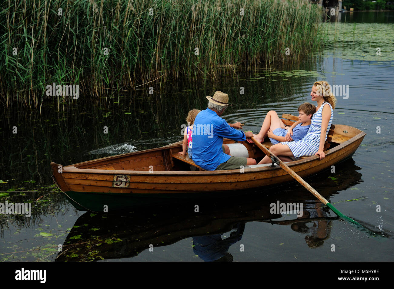 Menschen im boot auf see -Fotos und -Bildmaterial in hoher Auflösung ...