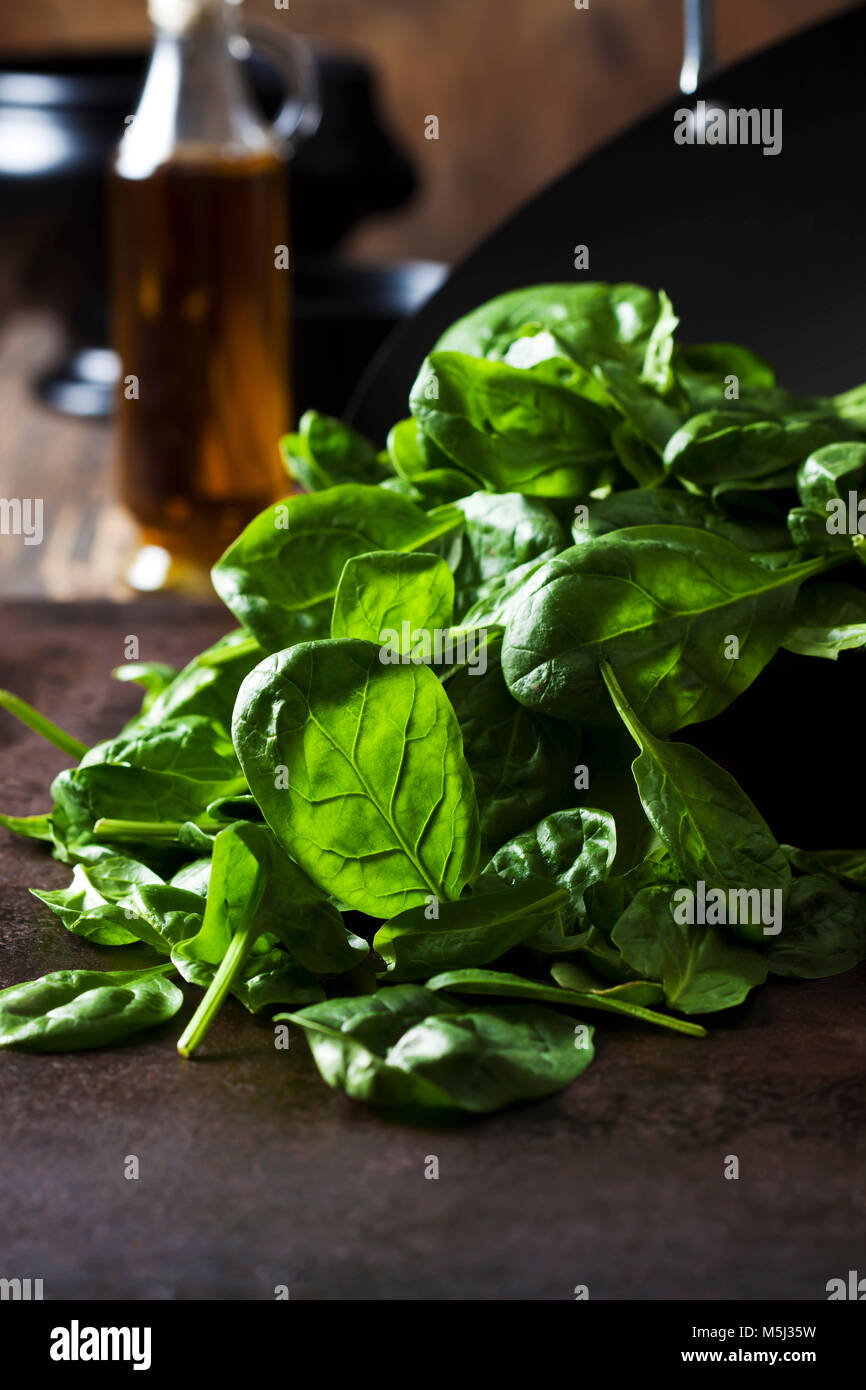 Spinat farbe -Fotos und -Bildmaterial in hoher Auflösung – Alamy