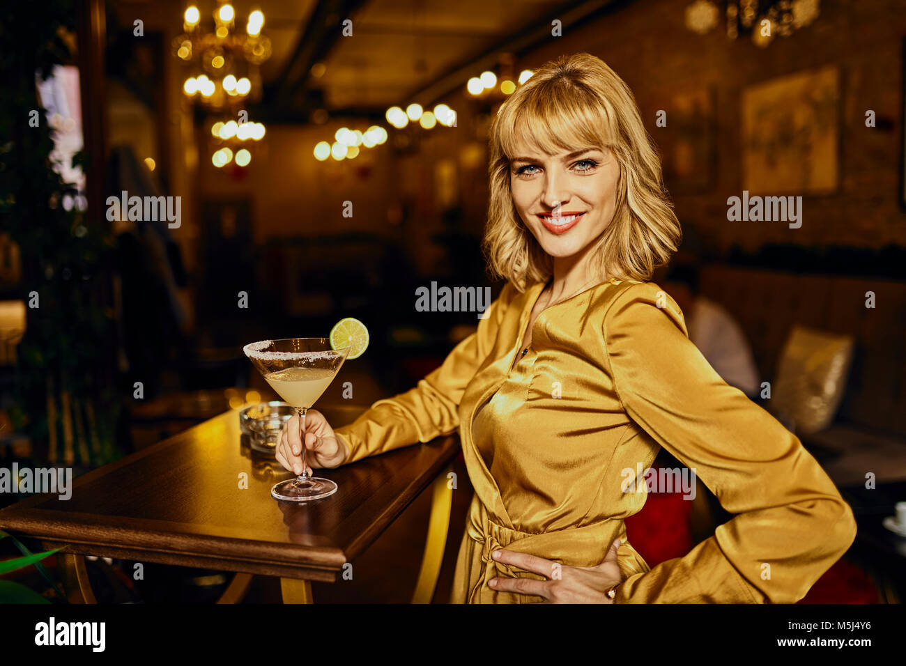 Frau Mit Cocktailglas In Der Hand Stockfotos und -bilder Kaufen - Alamy