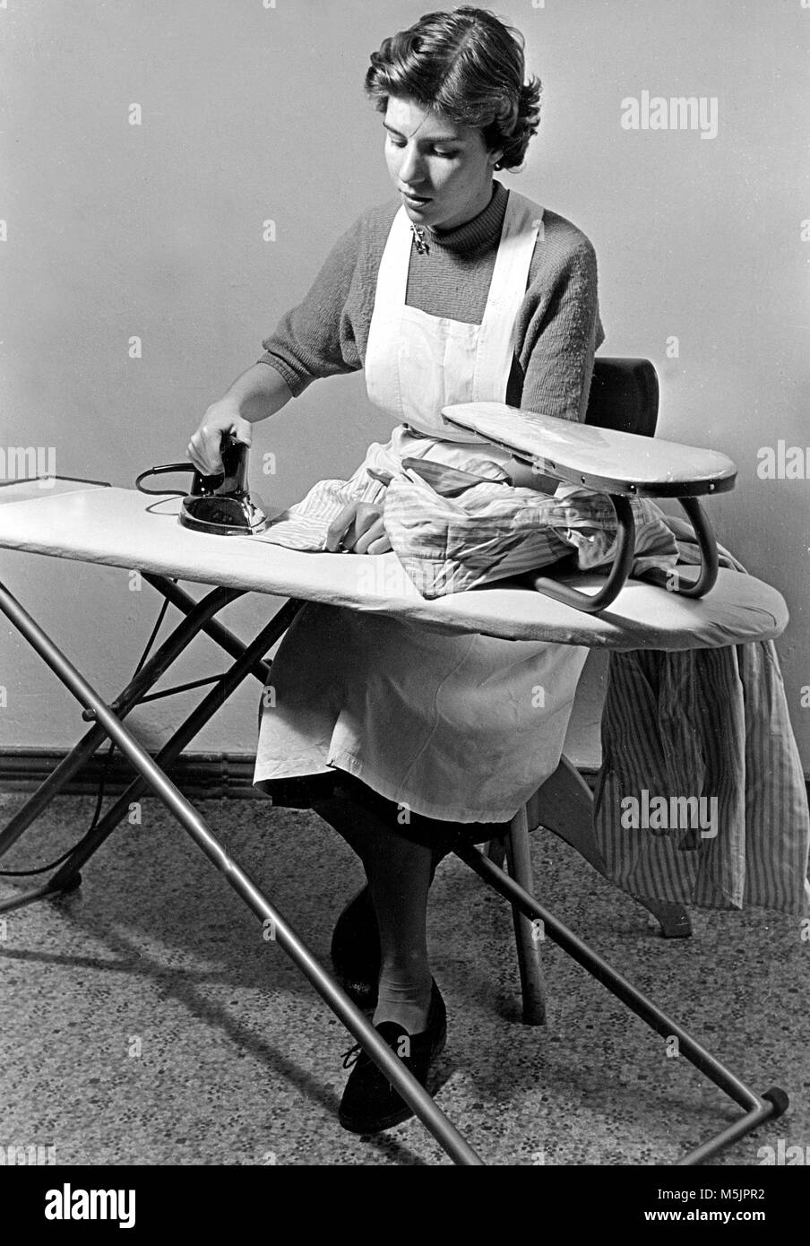 Hausfrau retro beruf Schwarzweiß-Stockfotos und -bilder - Alamy