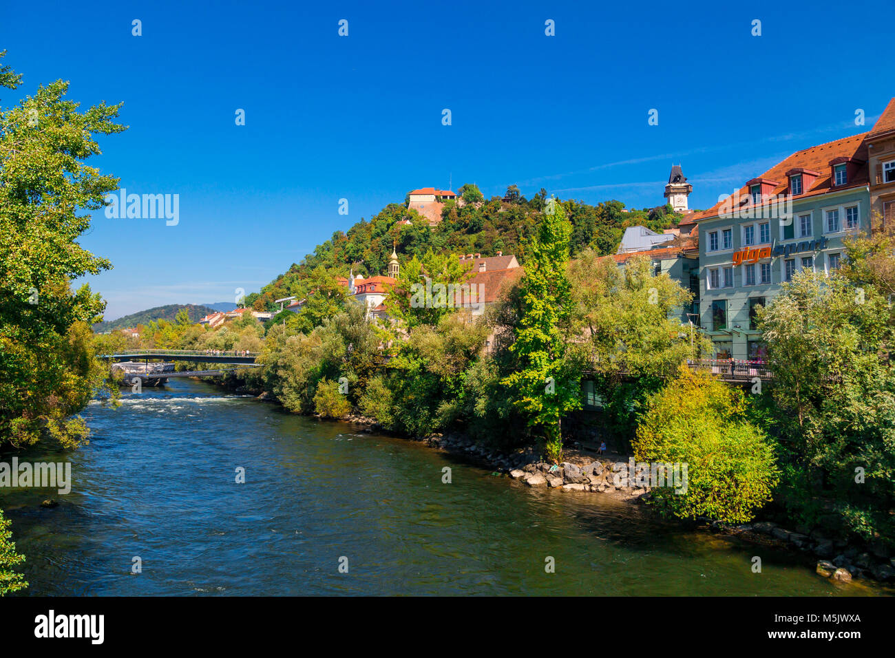 GRAZ, ÖSTERREICH - 16 SEPTEMBER 2016: Außenansicht der Murinsel Brücke ...