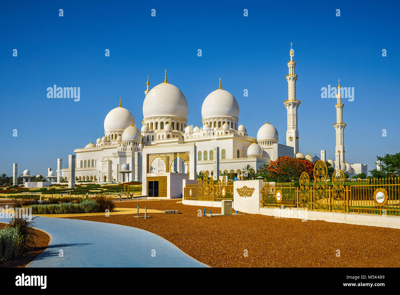 Die imposante Sheikh Zayed Moschee in Abu Dhabi Stockfotografie - Alamy