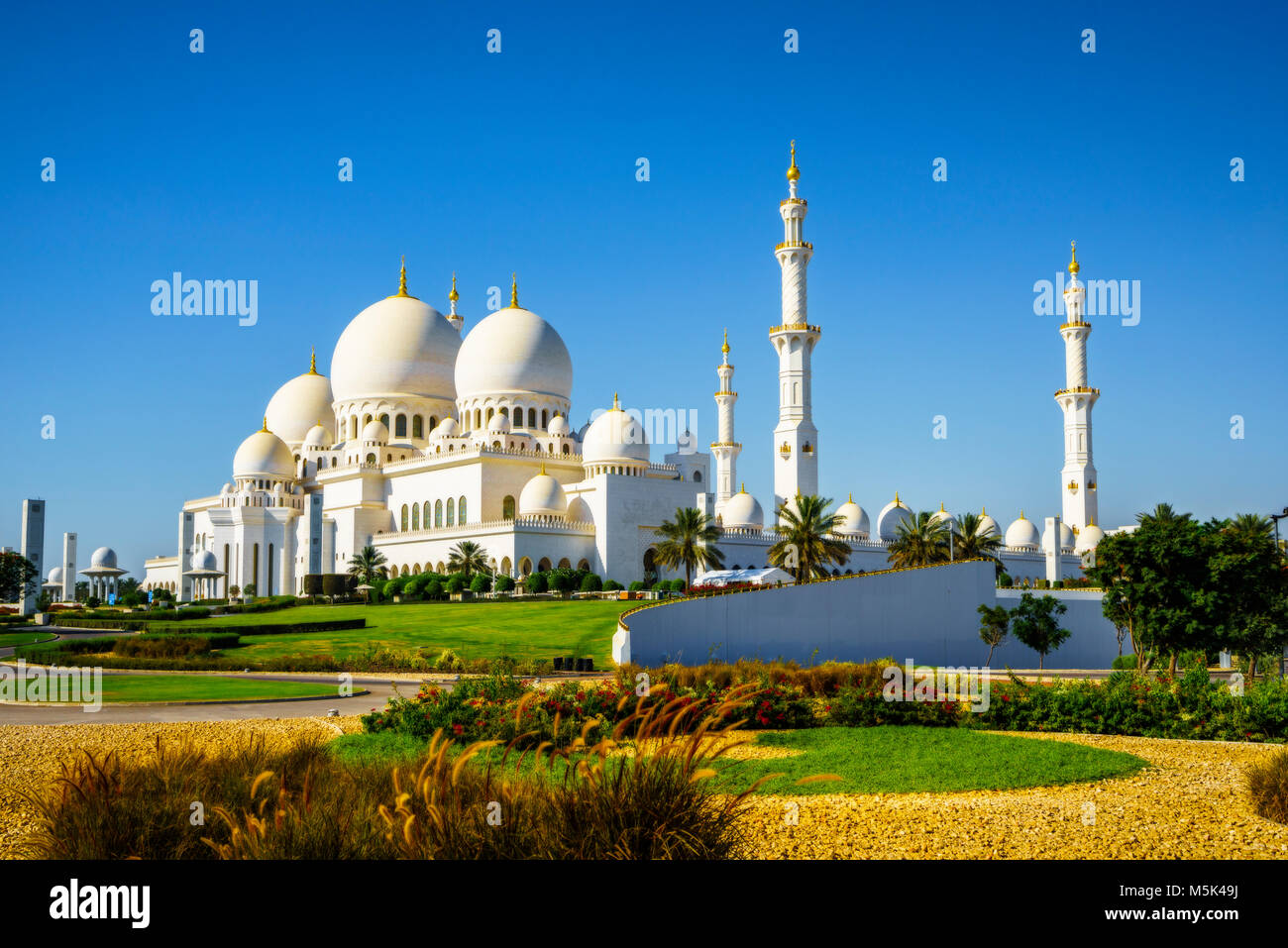 Die imposante Sheikh Zayed Moschee in Abu Dhabi Stockfotografie - Alamy