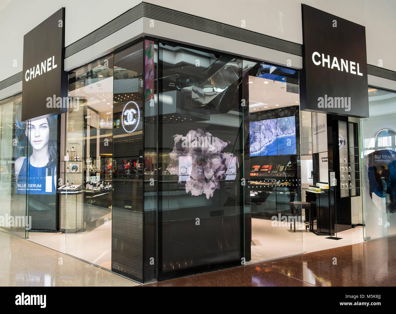 Chanel store front -Fotos und -Bildmaterial in hoher Auflösung – Alamy