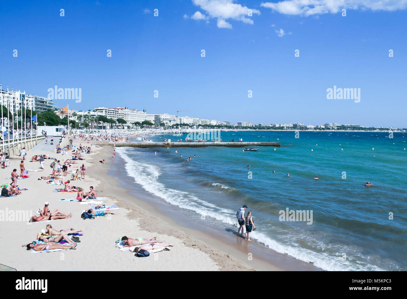 Cannes überfüllten strand im sommer -Fotos und -Bildmaterial in hoher ...