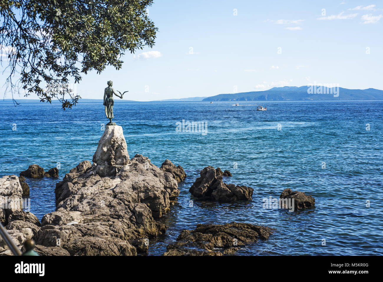 Blick von der Promenade von Opatija in Istrien am sonnigen Sommertag ...