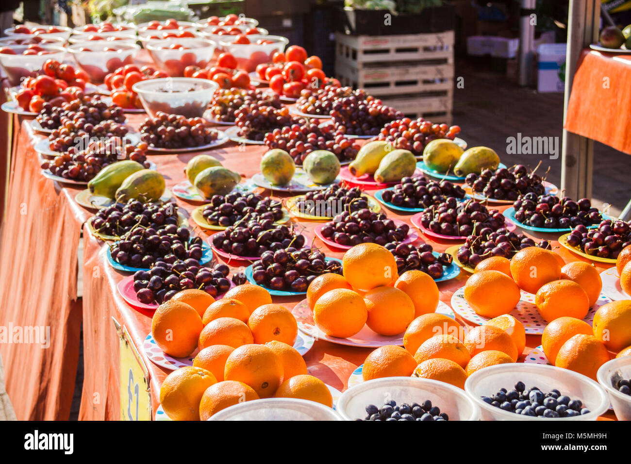 Obst und Gemüse Markt mit verschiedenen bunten frisches Obst und Gemüse ...