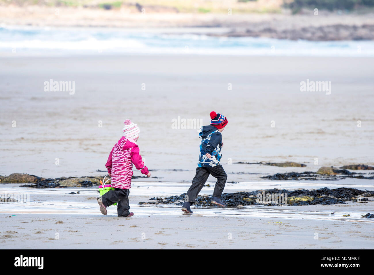 Europa kinder am strand -Fotos und -Bildmaterial in hoher Auflösung – Alamy