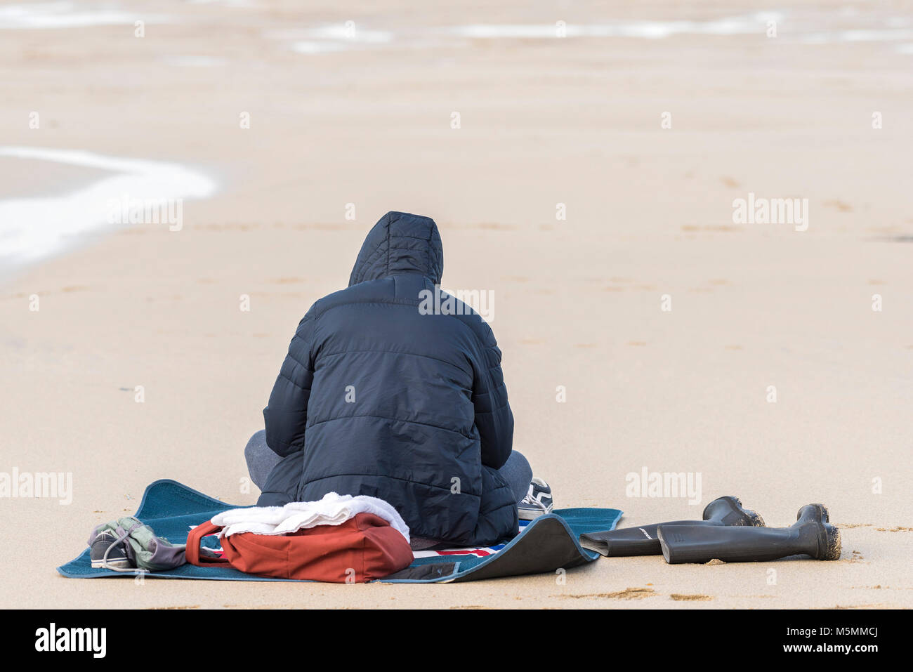 Eine vermummte figur -Fotos und -Bildmaterial in hoher Auflösung – Alamy