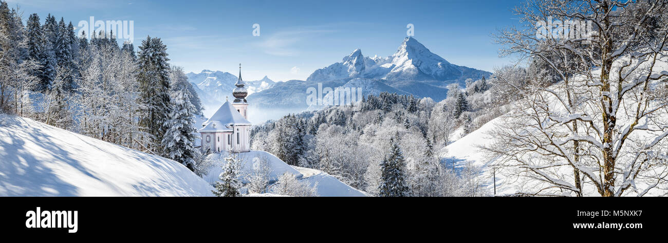 Panoramablick auf die wunderschöne Winterlandschaft in den Bayerischen ...