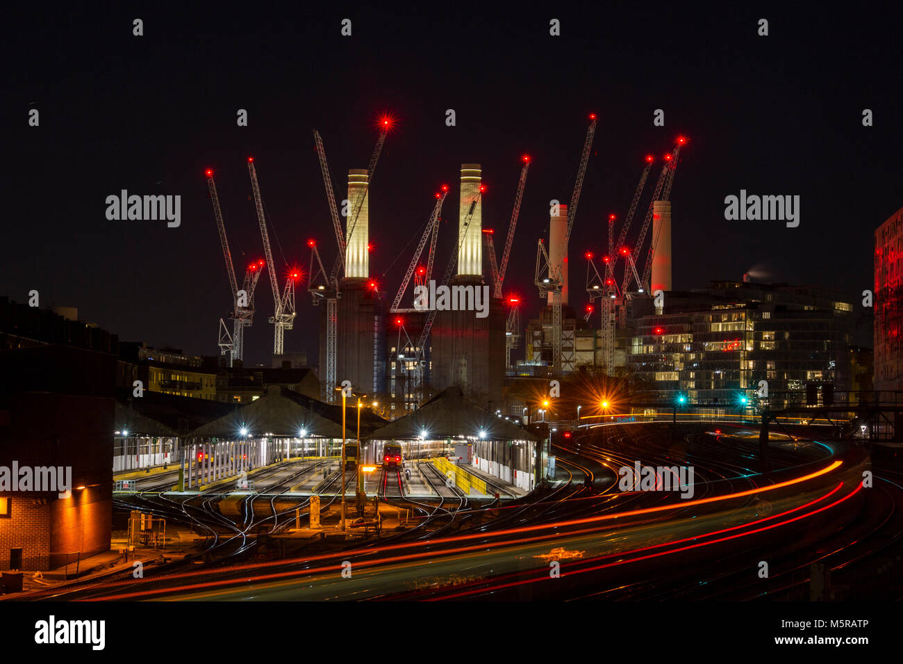 Battersea Power Station in der Nacht mit der roten Lichter von viele ...