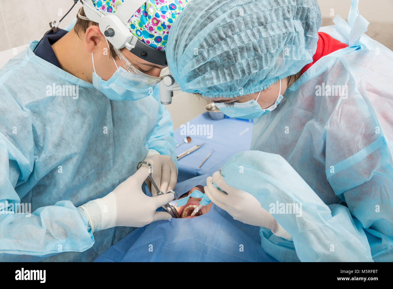 Zahnarzt chirurg -Fotos und -Bildmaterial in hoher Auflösung – Alamy Zahnarzt chirurg -Fotos und -Bildmaterial in hoher Auflösung – Alamy
