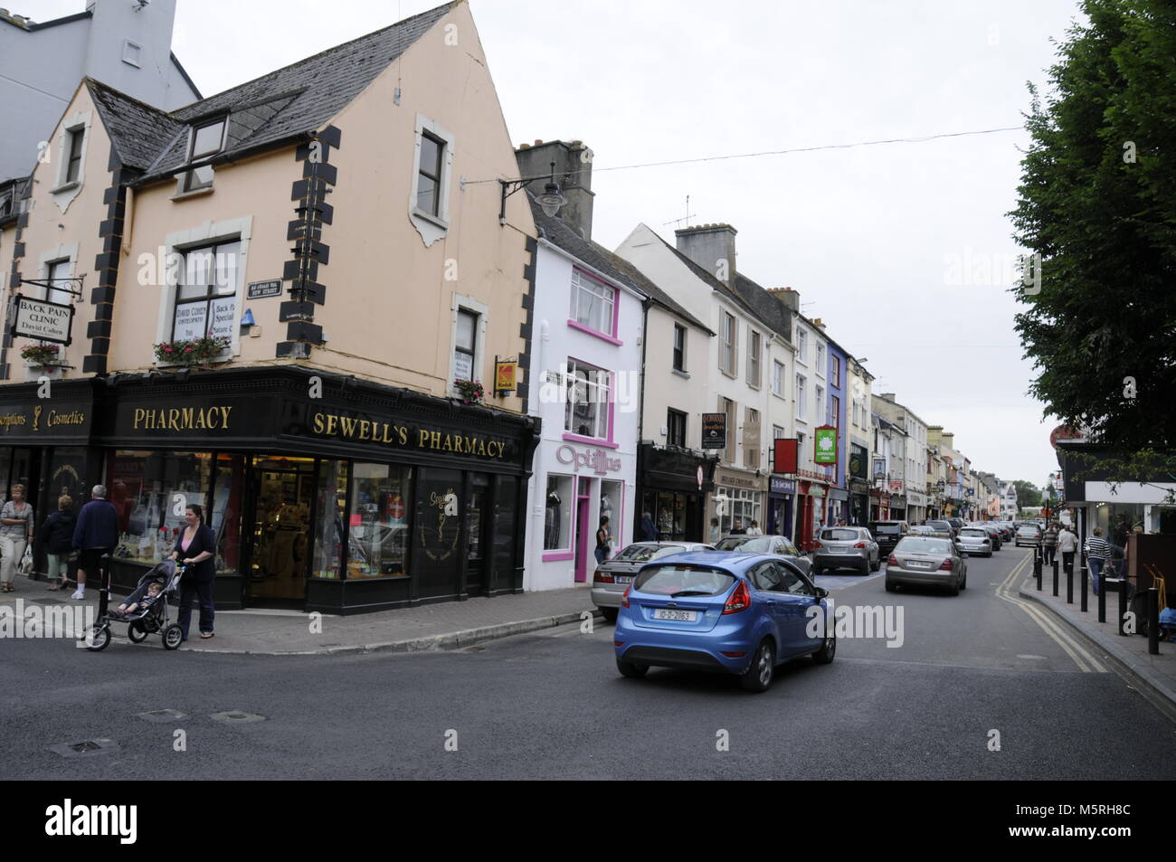 Killarney high street -Fotos und -Bildmaterial in hoher Auflösung – Alamy