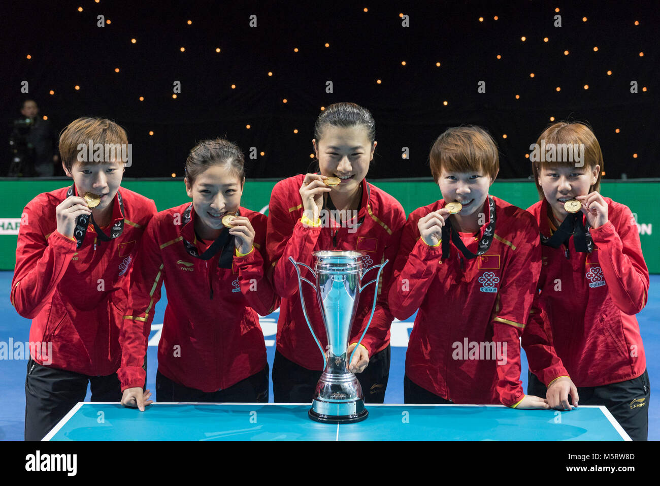 London, Zhu Yuling und Chen Xingtong (von L nach R) von China pose mit ...