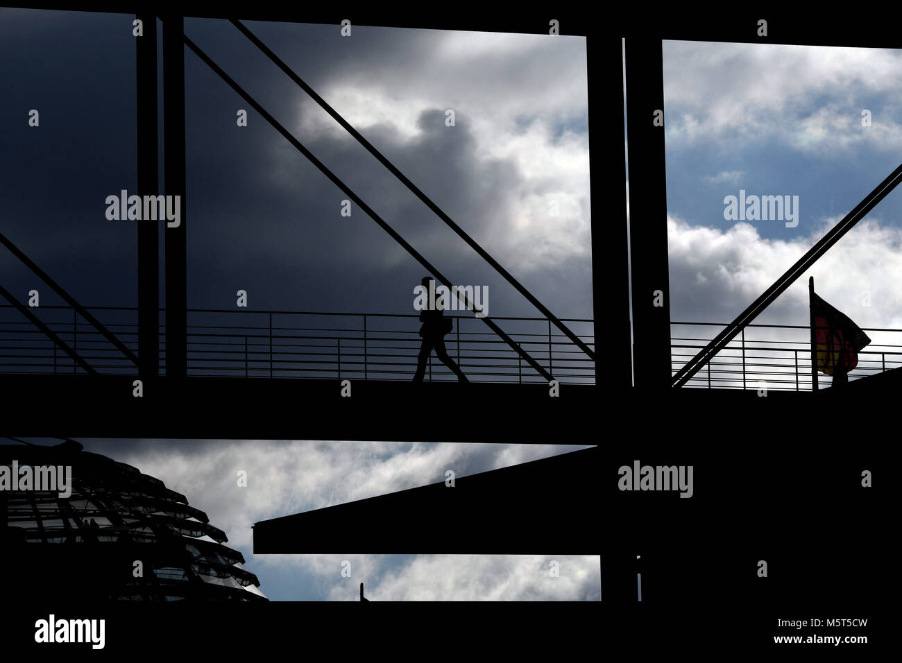 26. Februar 2018, Deutschland, Berlin: ein Fußgänger geht über die ...