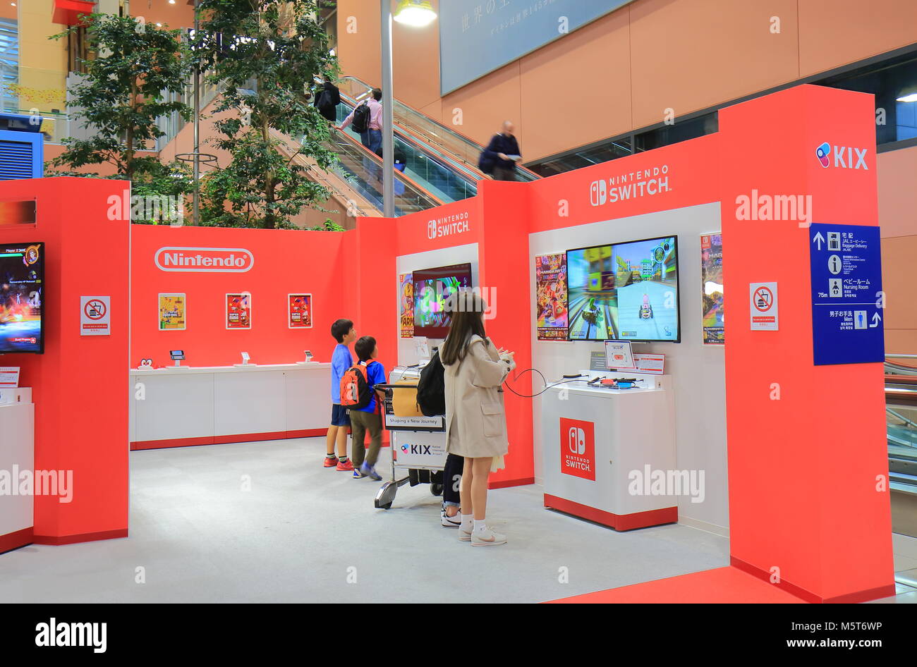 Menschen besuchen Nintendo Spiel stand auf Kansai International Airport ...
