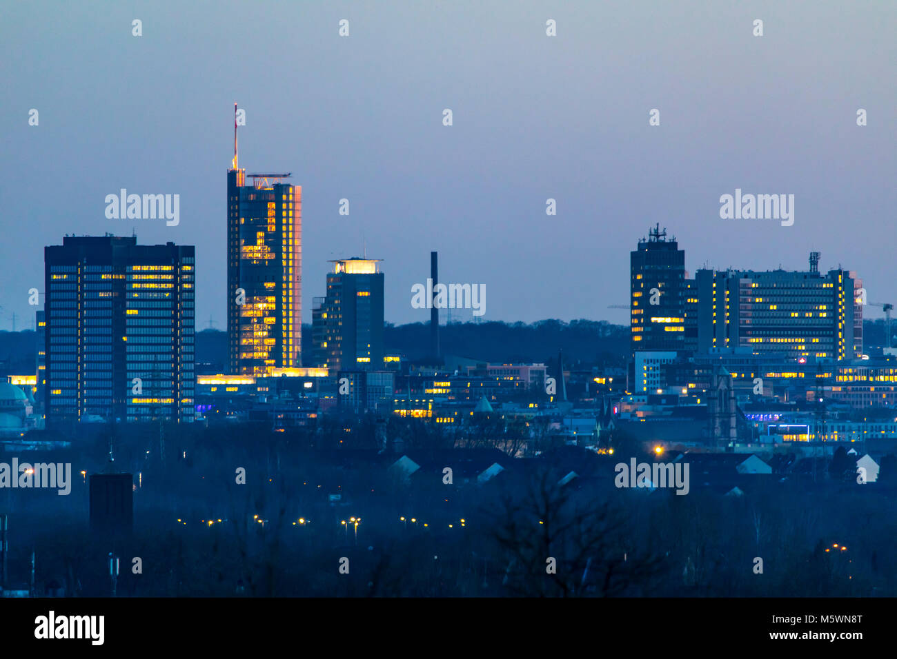 Rathaus von essen bei nacht -Fotos und -Bildmaterial in hoher Auflösung ...