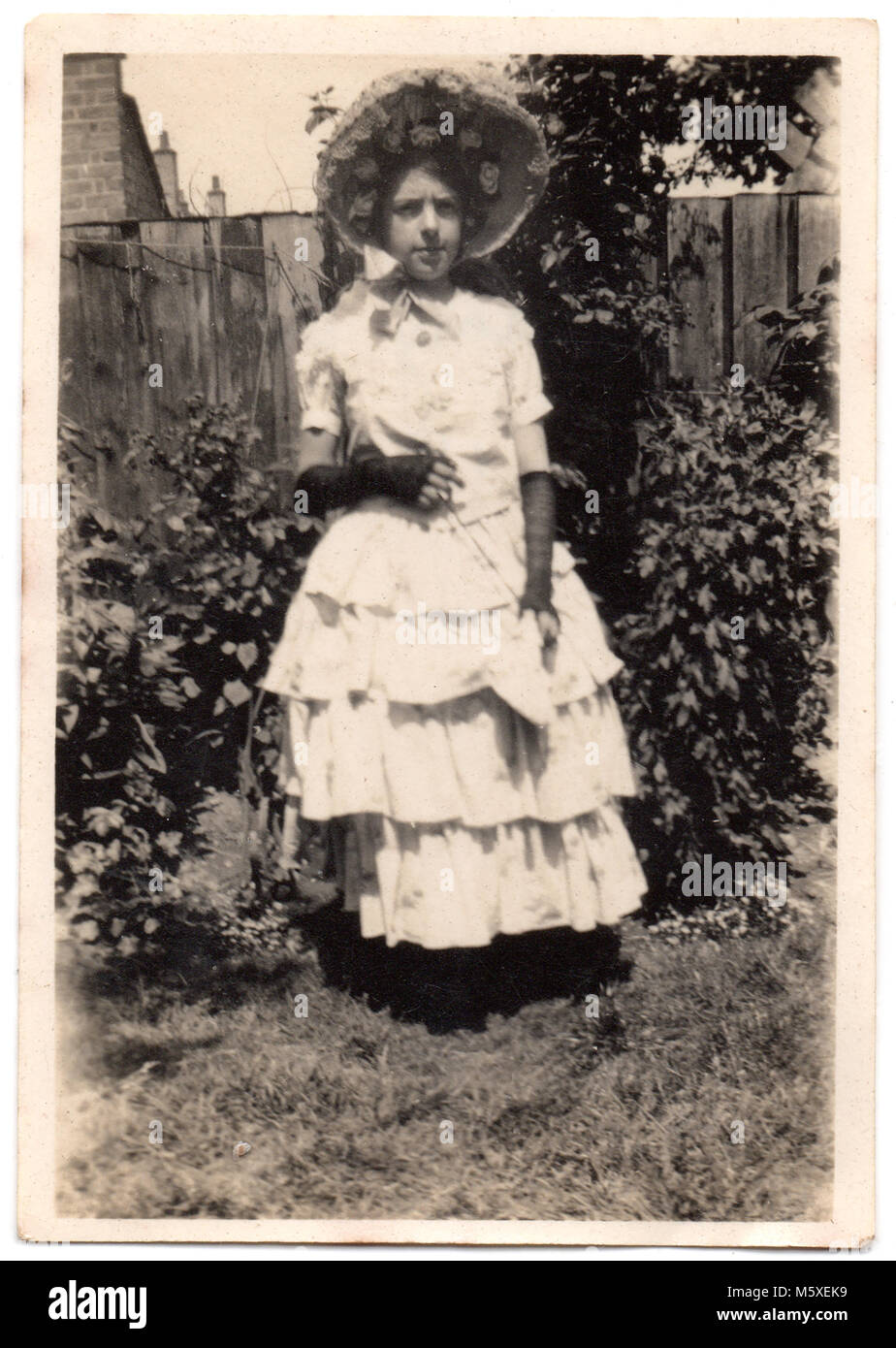 Beryl Edith Alice Johnson, im Alter von 17 Jahren, schaut unbequem in ...