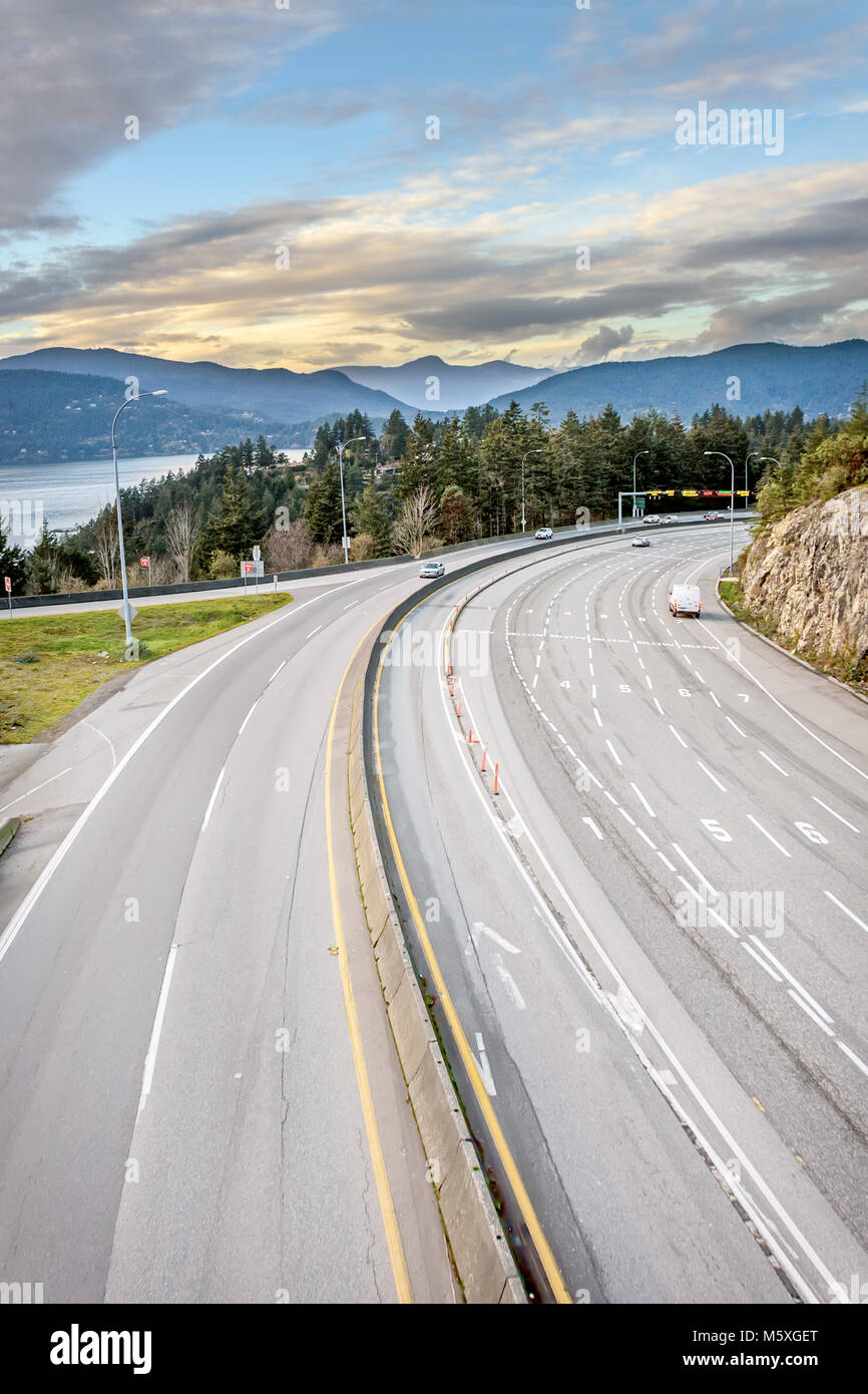 Blick von oben auf eine asphaltierte Straße mit Autos, Berge, Meer und ...