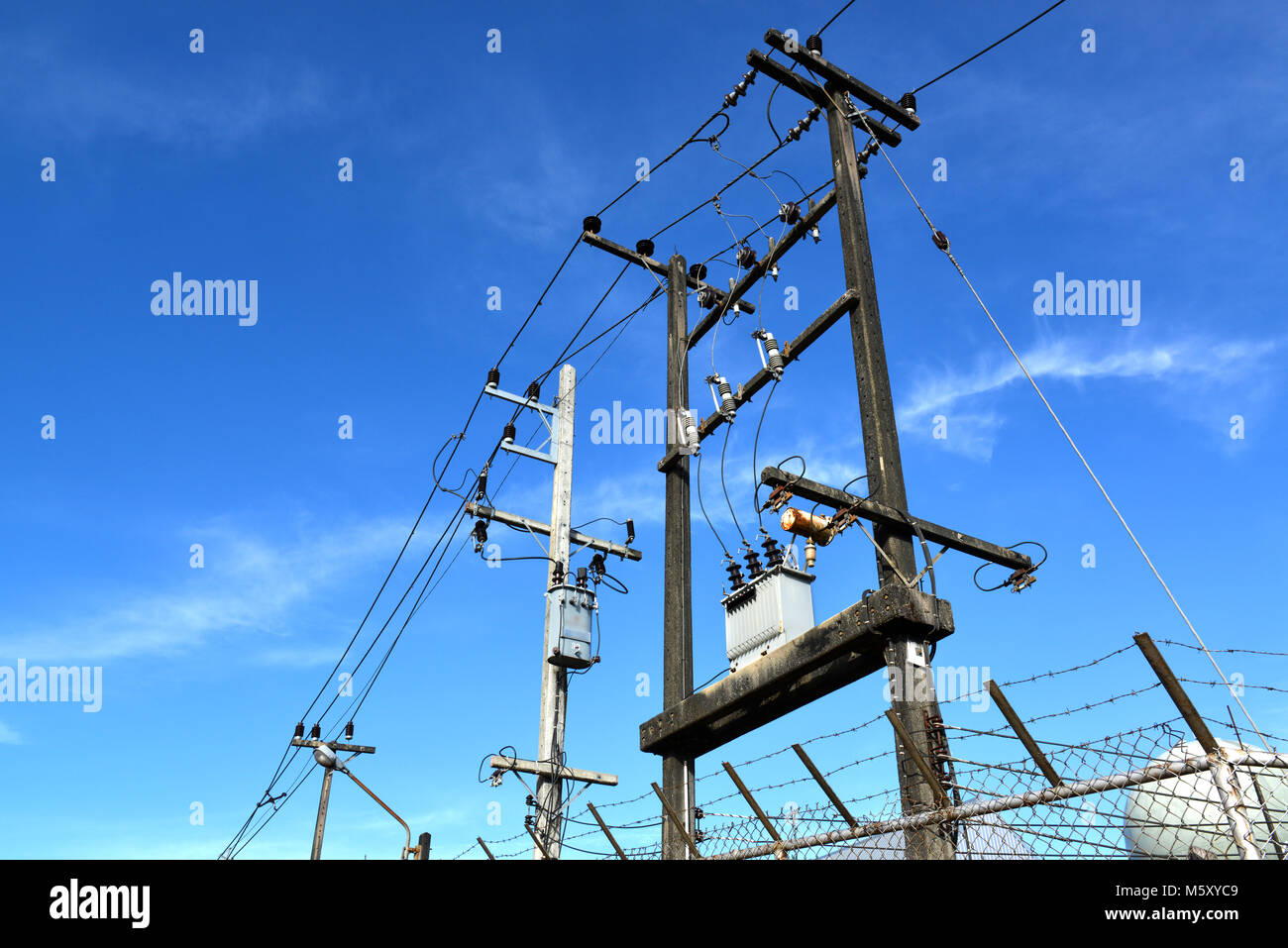 Old electricity post -Fotos und -Bildmaterial in hoher Auflösung – Alamy