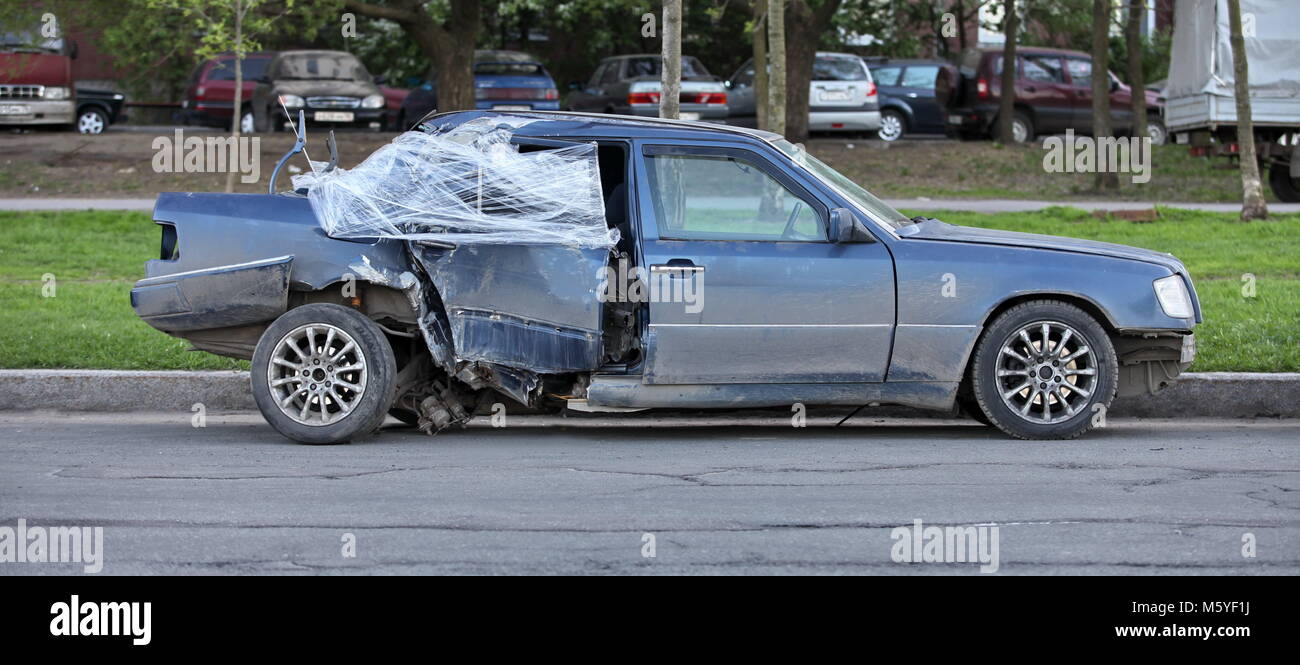 Abgestürzt, das Auto auf der Straße Stockfotografie - Alamy