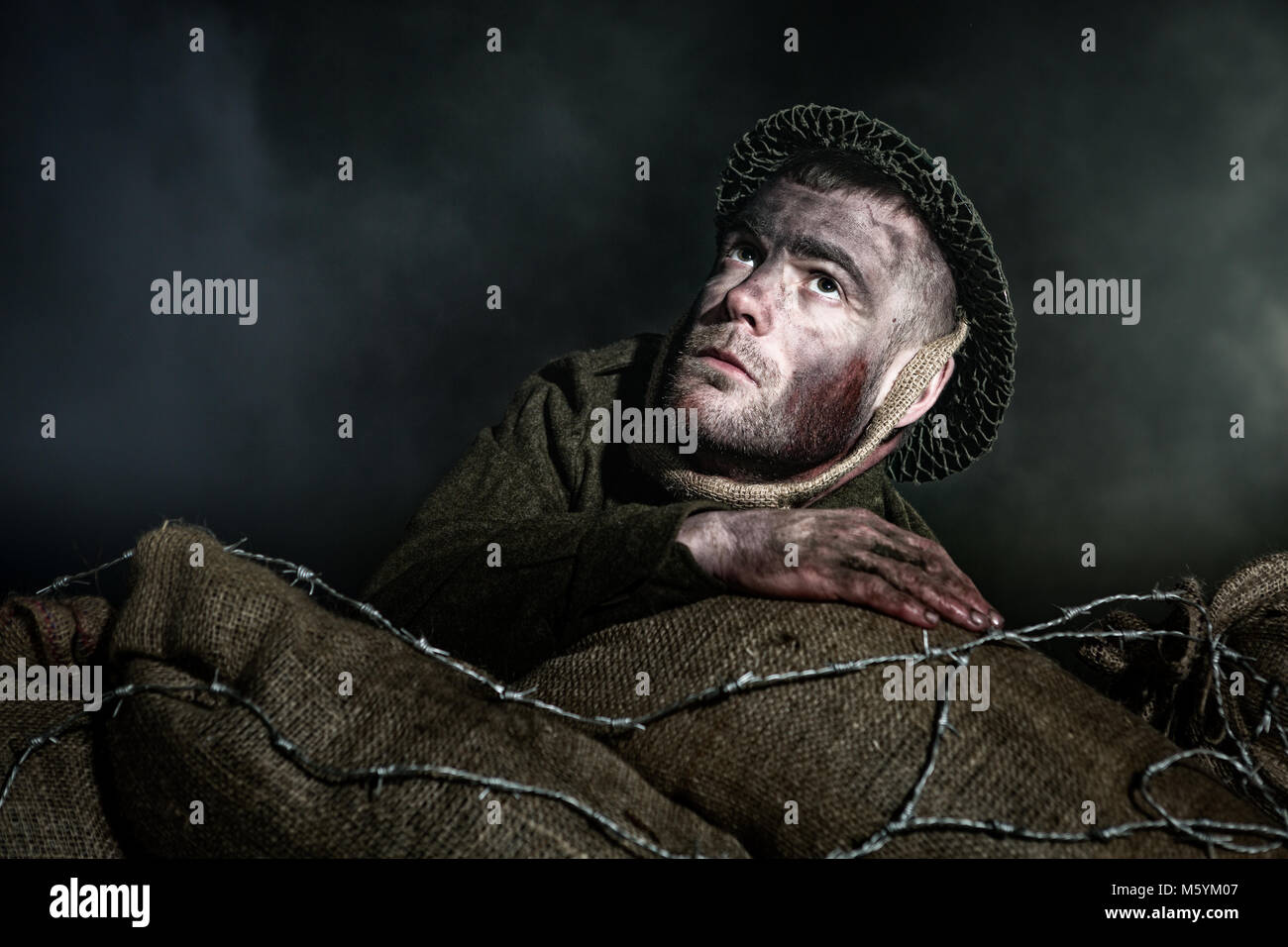 World war zwei Soldat in authentischen Schlachtfeld Tunika und ww2 Helm ...