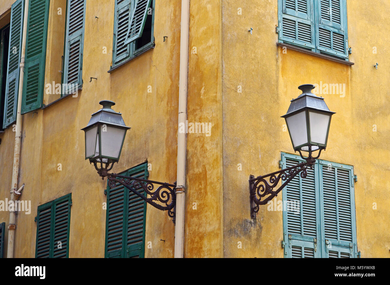 Nizza (Frankreich, Côte d'Azur): bunte Fassaden von Gebäuden in der ... Nizza (Frankreich, Côte d'Azur): bunte Fassaden von Gebäuden in der ...